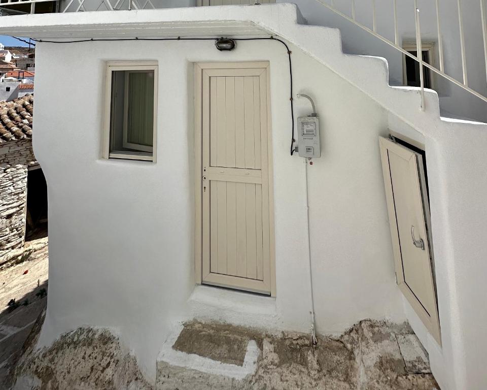 Lythi Kythnos, Kithnos (updated prices 2024)