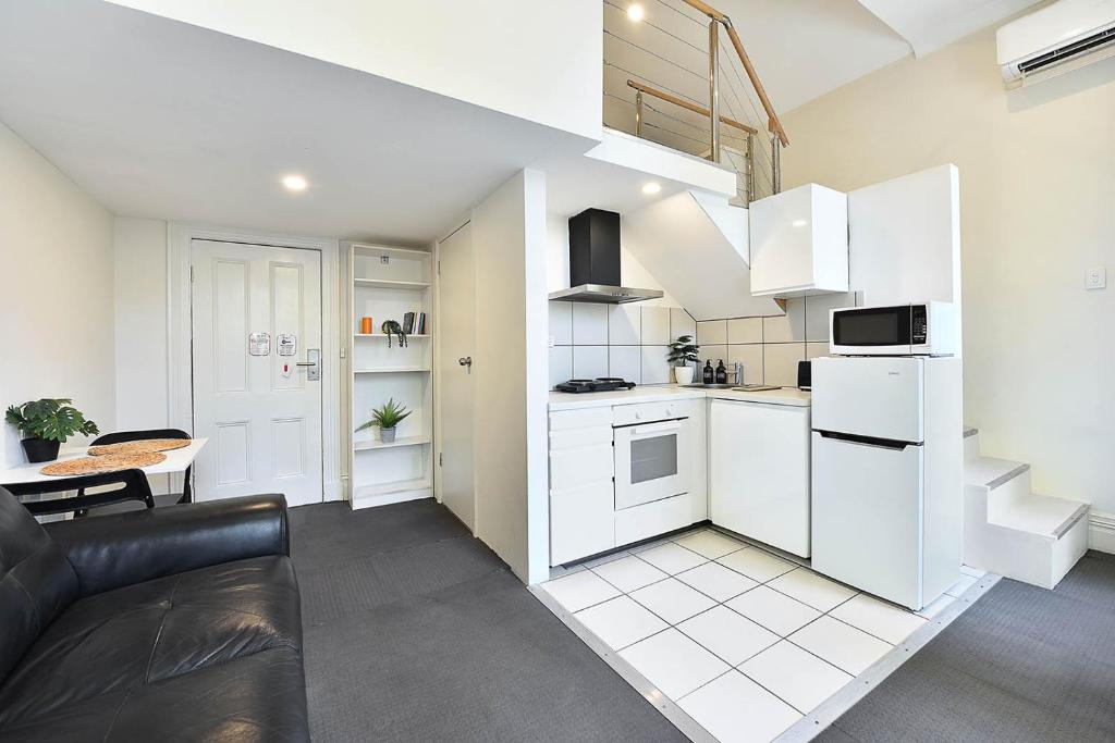 51CR6 - Sunny Modern Loft Style Apt with AC, Balcony, BBQ, Melbourne ...