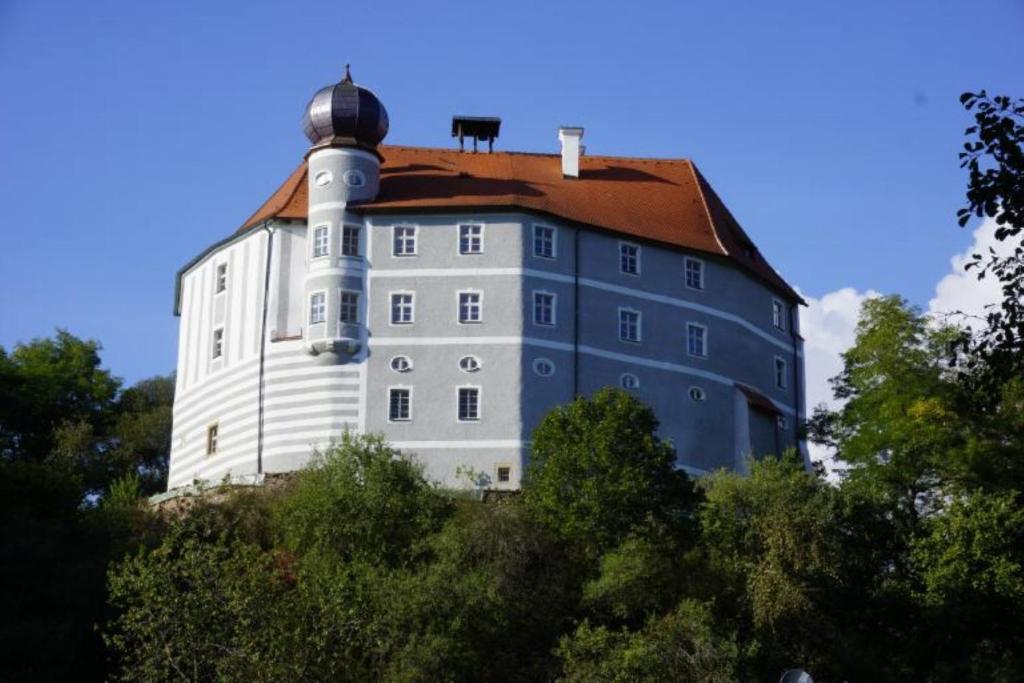 Schloss Schönberg, Wenzenbach (updated prices 2026)