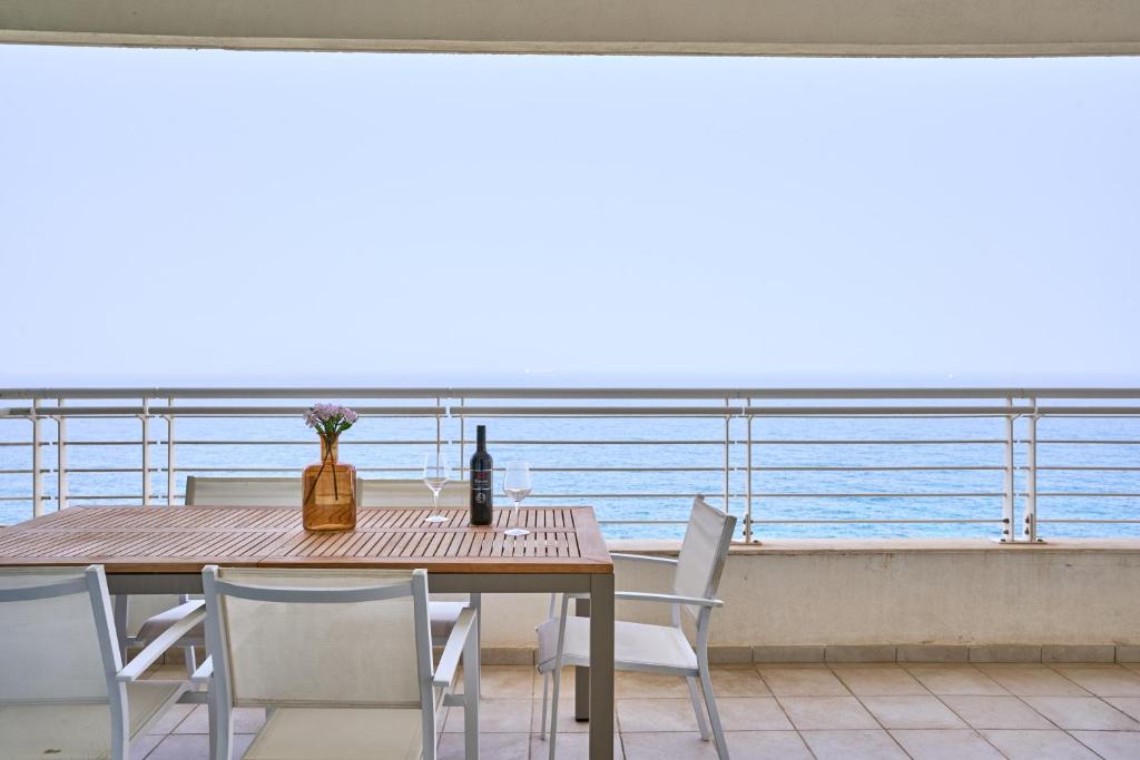 Stunning 3-Bedroom Seaview Retreat in Fort Cambridge, Sliema ...
