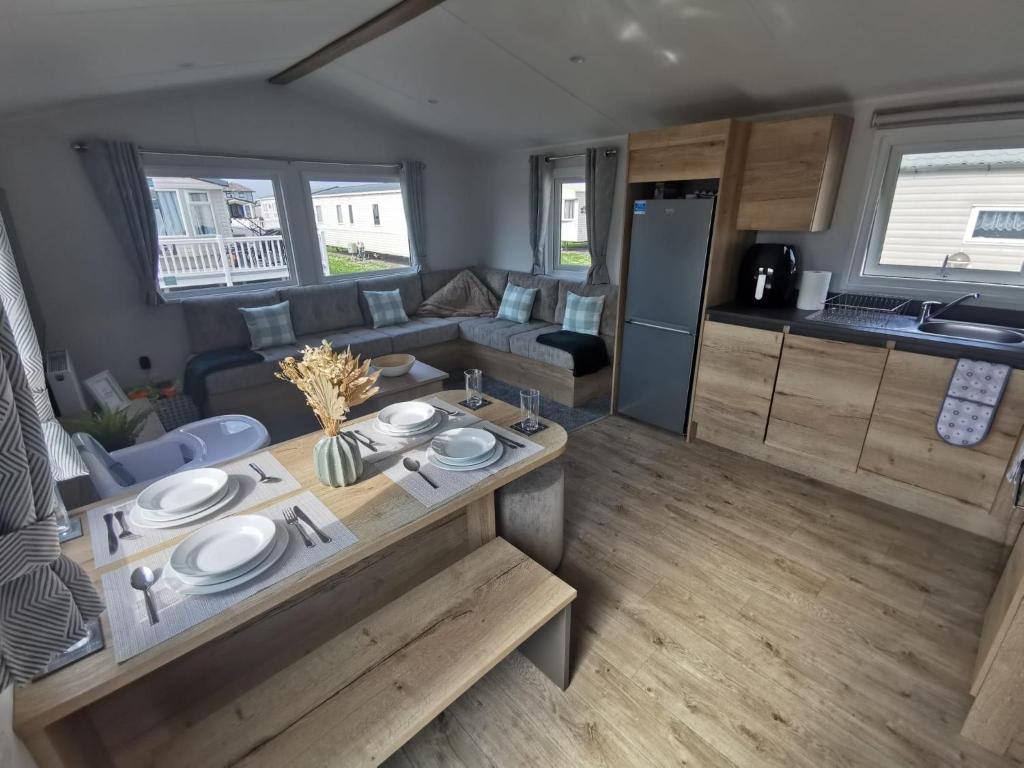 8 Berth Caravan To Hire At Lyons Robin Hood In Rhyl Ref 66089Tp ...