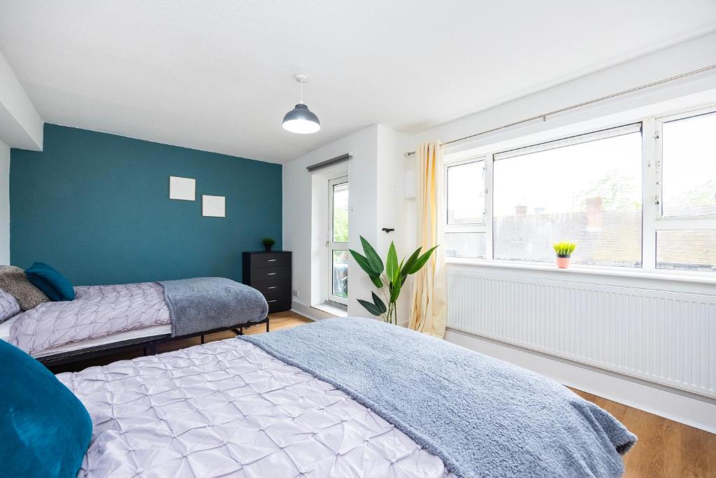 Excel O2 Stunning Large 3 bedroom Apartment with Balcony, London ...