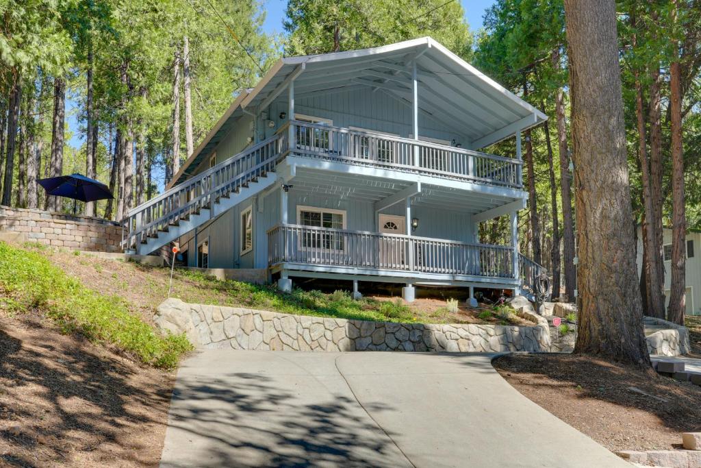 12 Mi to Apple Hill Family-Friendly Cabin Retreat, Pollock Pines ...