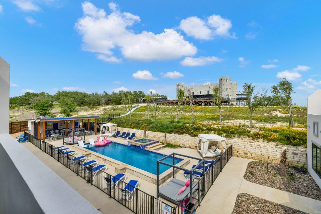 The Bentley Hotel - Elvis Room - Pool View, Johnson City (updated ...