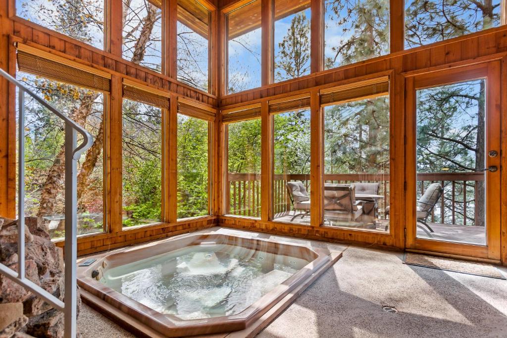 The Liberty Lake Treehouse, Liberty Lake (updated prices 2025)