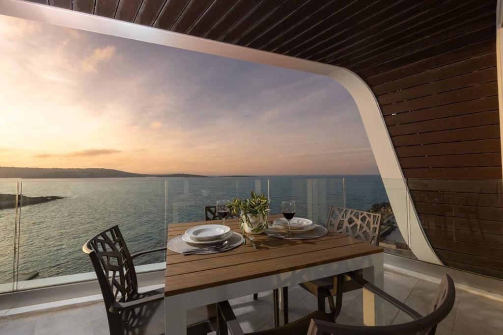 Ivory Suite seafront with views!- Fl 13 by Homely, St. Paul's Bay ...