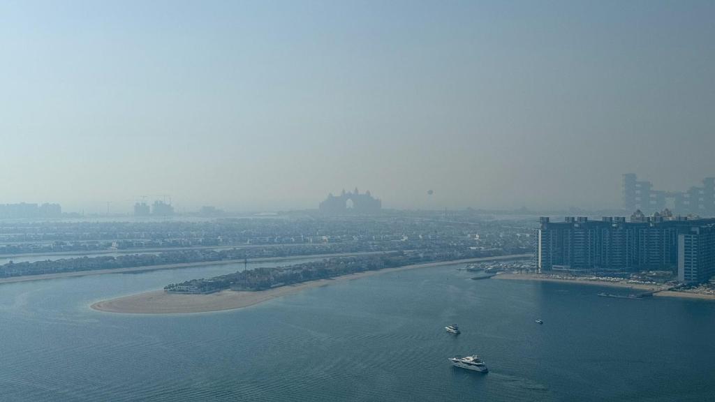 Beachfront 2-BDR, High floor, Sea and Palm View, Beach Access, Dubai ...