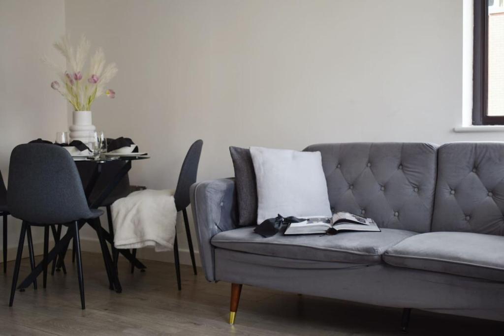 Stylish 2BR - 1 minute walk from Elizabeth Line, Romford (updated ...