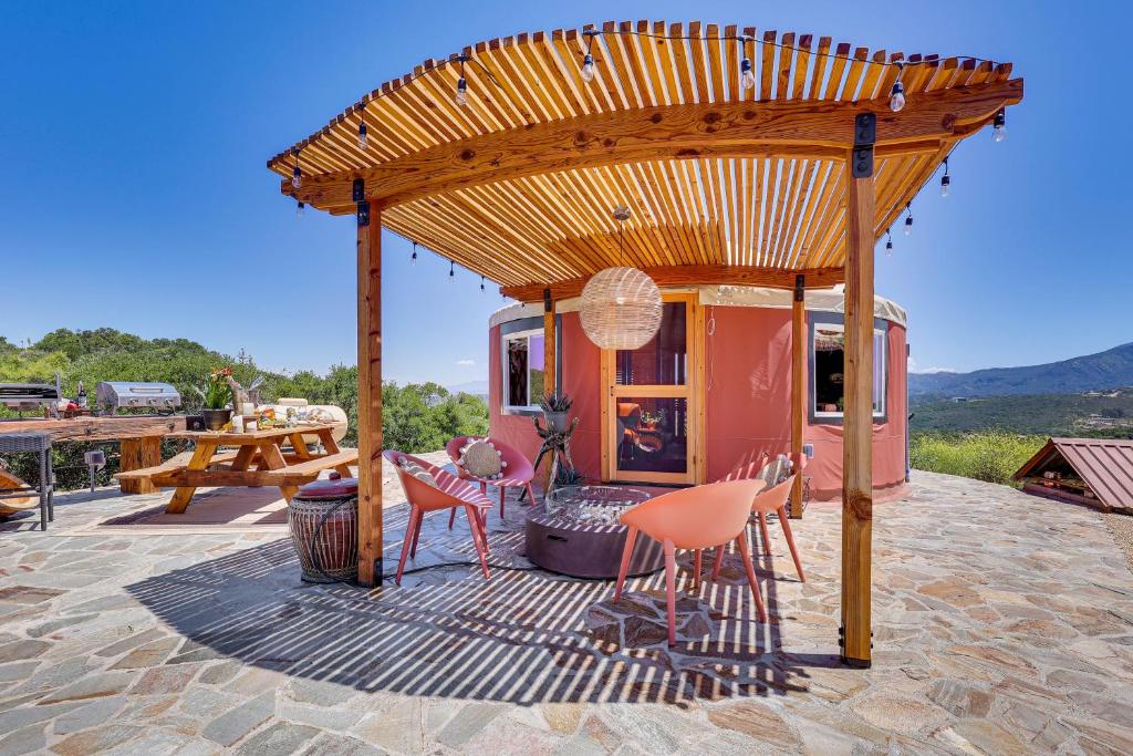 Mystical Mongolian Yurt in Fallbrook with Views!, Temecula (precios ...