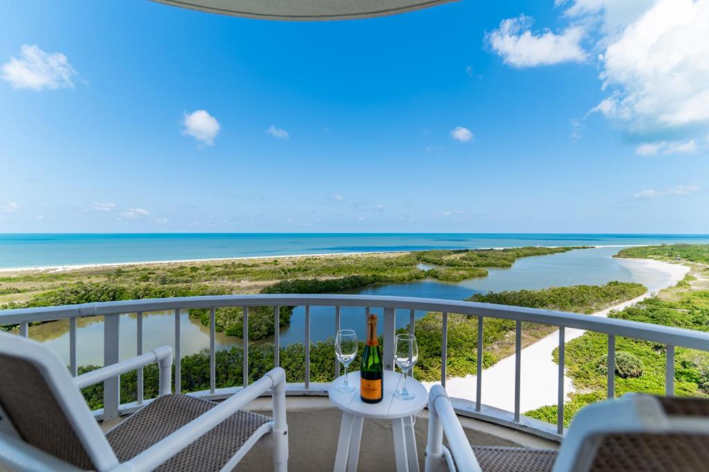 Panoramic Views, Private Balcony on 15th Floor, End Unit، Marco Island ...