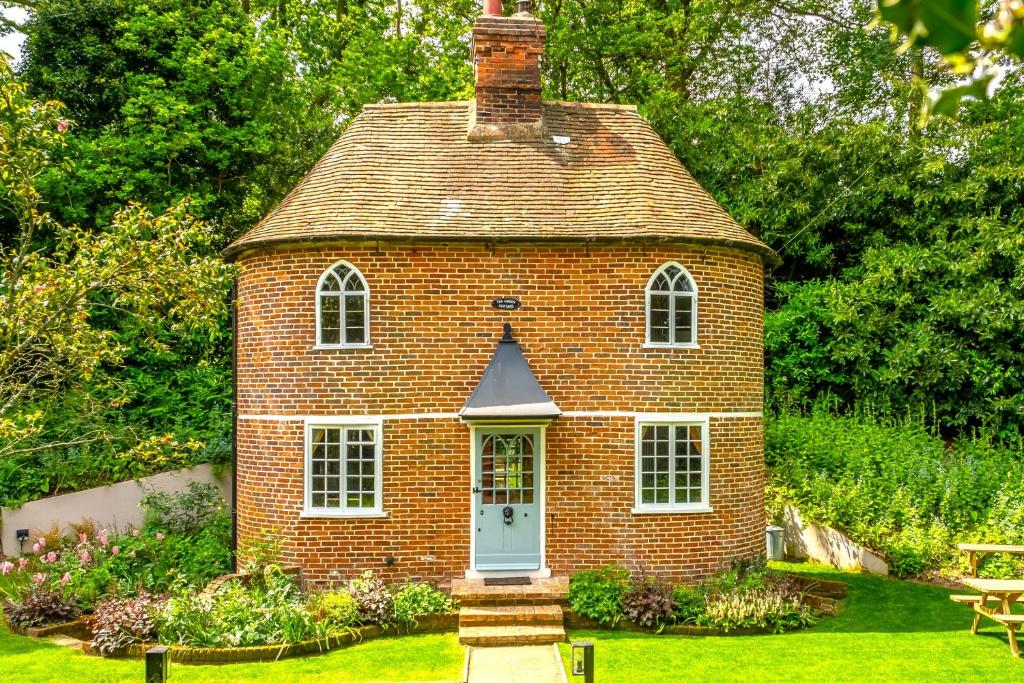 A fairy-tale luxurious cottage - The Tea Caddy, Colchester (updated ...