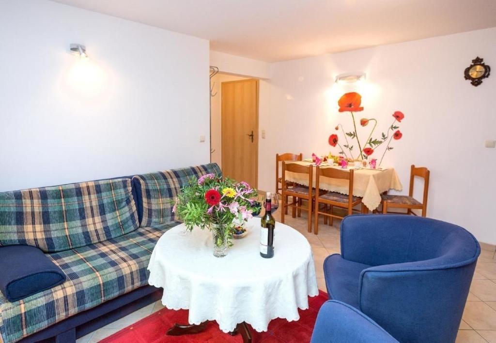 Souterrain-Wohnung mit eigener Terrasse, Marienfelde (updated prices 2026)