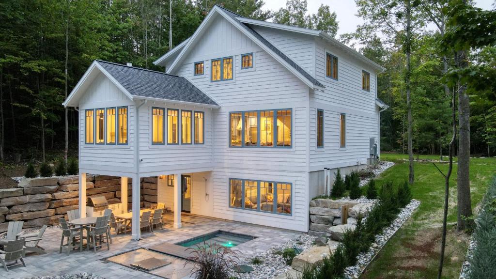 Lakemore Resort - New Luxury Lakefront Blue House, Kingsley (updated ...