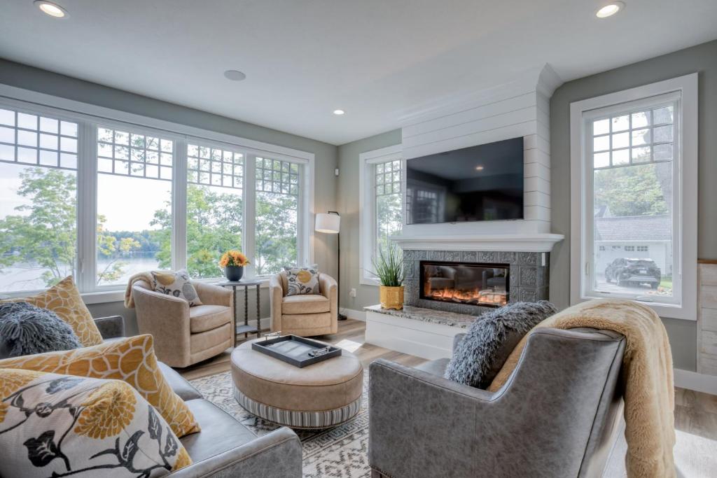 Lakemore Resort - New Luxury Lakefront Gray House, Kingsley (updated ...