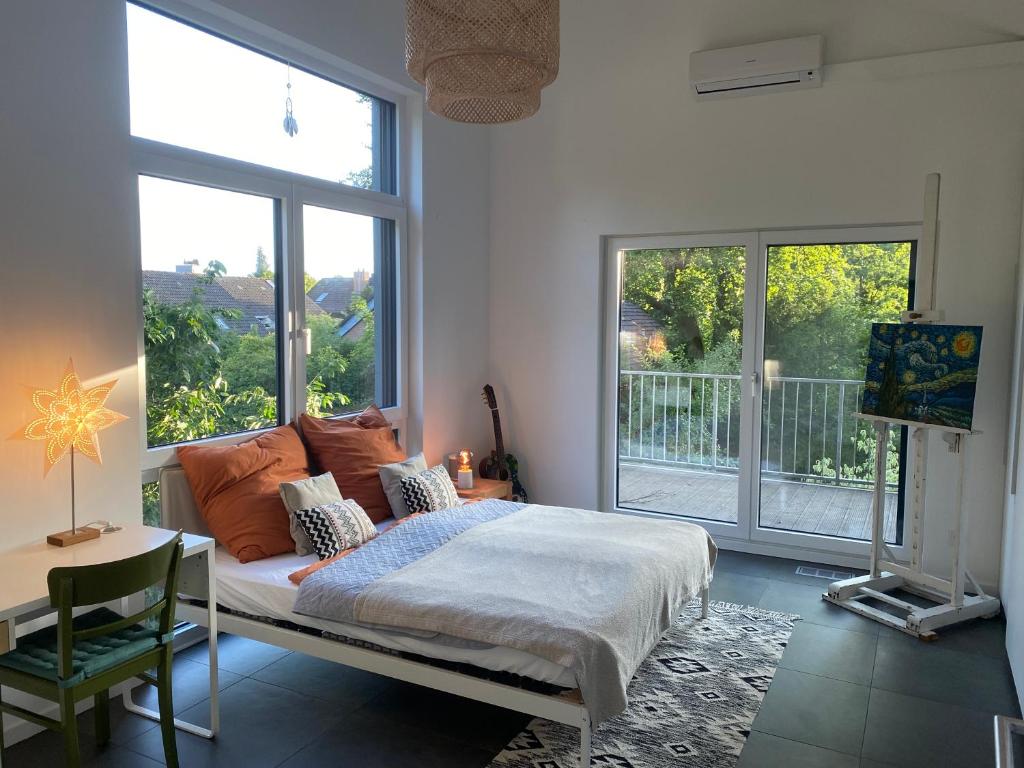 Helles Zimmer im modernen Holzhaus mit Queensize-Bett, Balkon ...