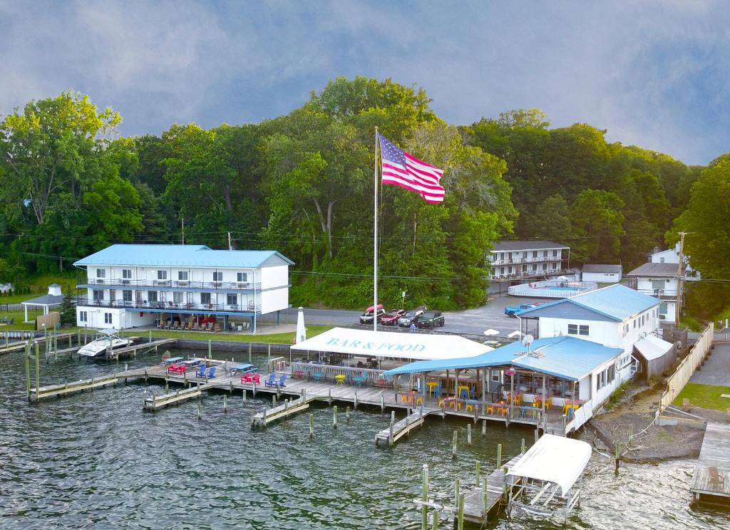 Showboat Hotel, Himrod (updated prices 2025)