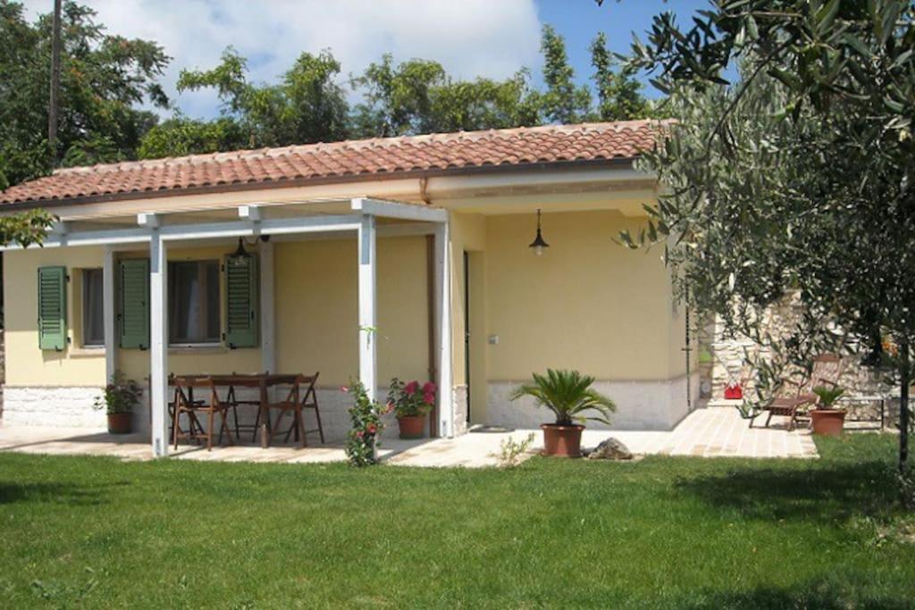 Villetta singola bilocale con giardino - Sirolo - La casetta del Conero ...