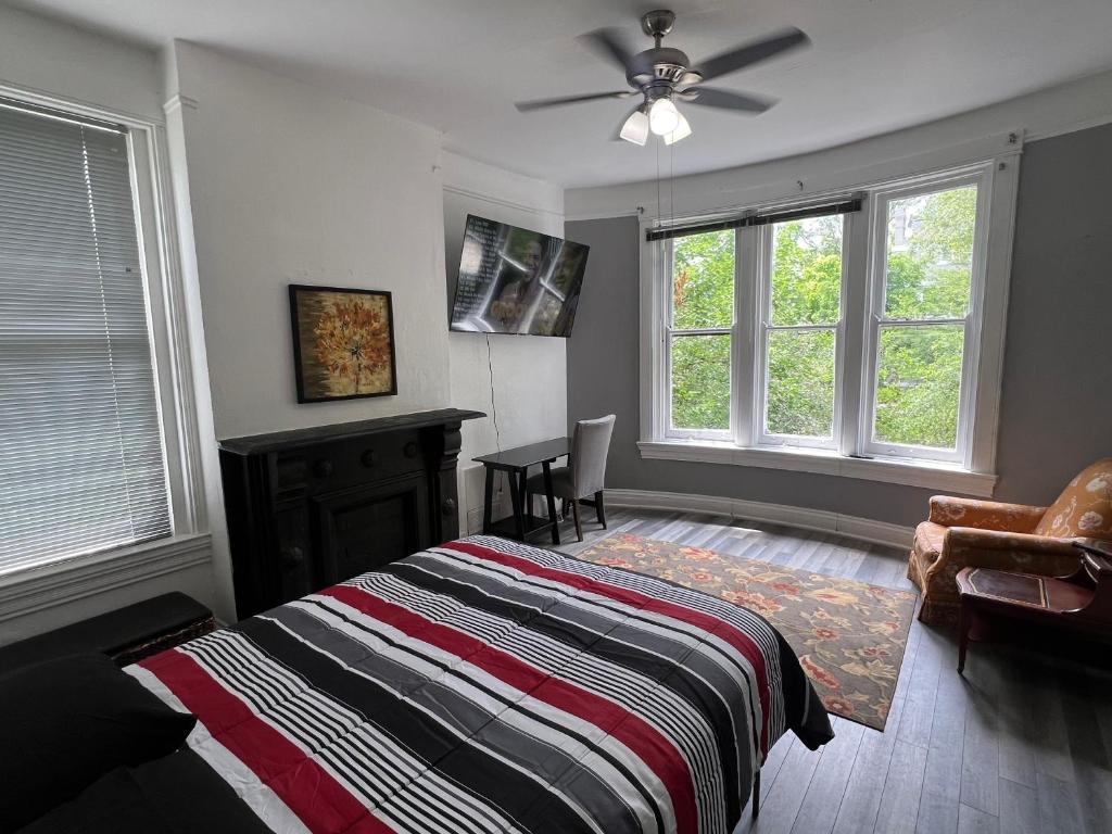 Second floor deluxe studio, Cincinnati (updated prices 2025)
