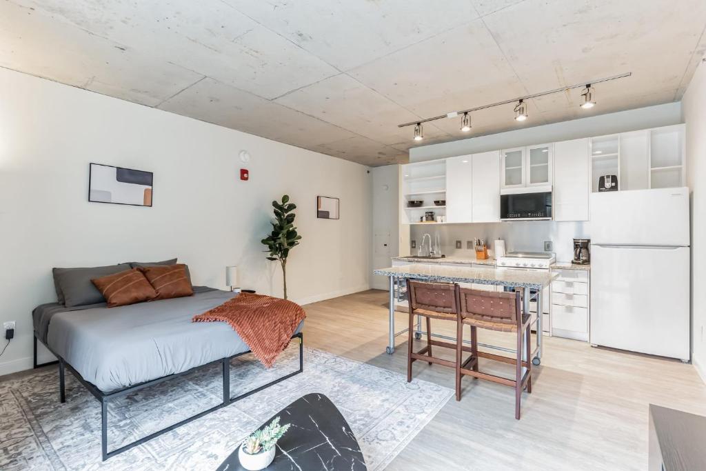 Downtown Chic New Studio Oasis Close to it All, Cleveland (updated ...
