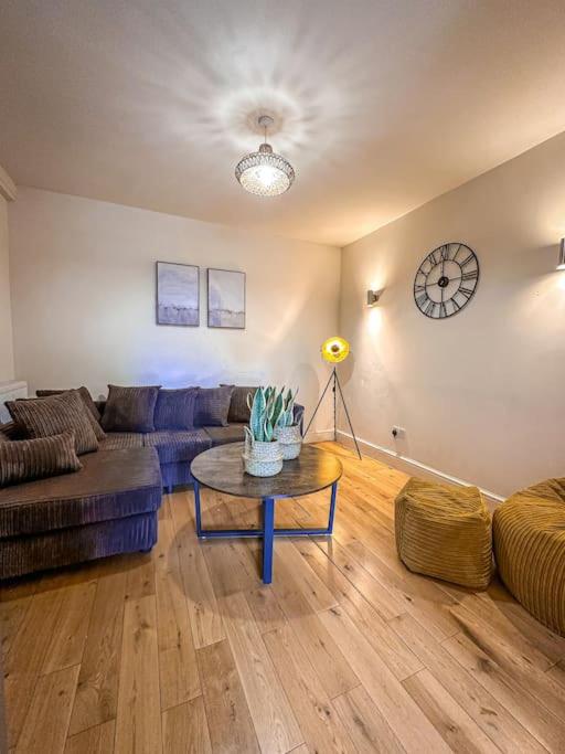 Bright & Spacious Split Level Flat in Kennington, London (updated ...