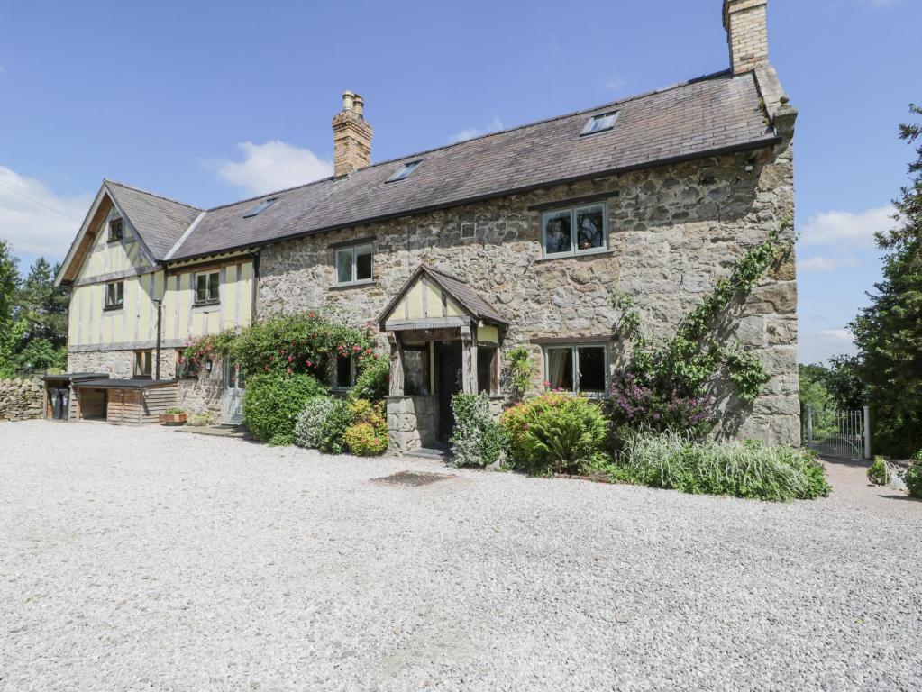 Pentre Hall, Oswestry (updated prices 2026)