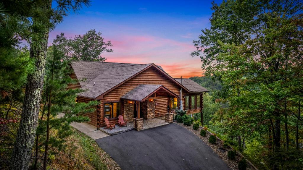 Take Me Down to "Bearadise City", a Luxurious 4 BR Cabin Nestled in the Cobbly Knob Resort ...