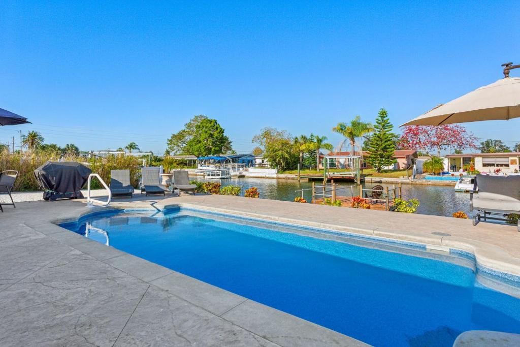 Sunny Waterfront Paradise! Private Pool, Hot Tub and Dock, Hudson ...