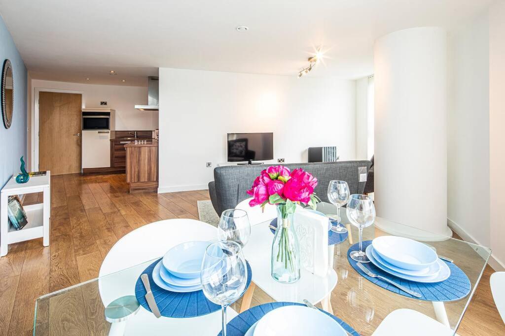 Spacious 2-Bed Apt 102 - City Centre, FREE Parking, Espresso Machine ...