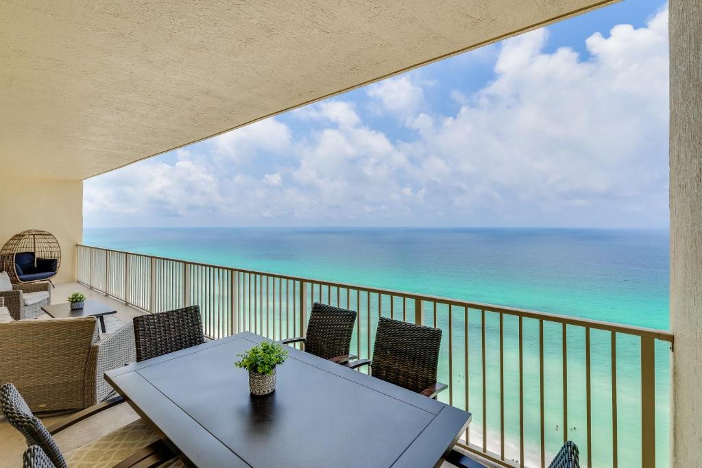 Newly Renovated Luxury OCEAN FRONT Condo! Top Floor Condo with ...
