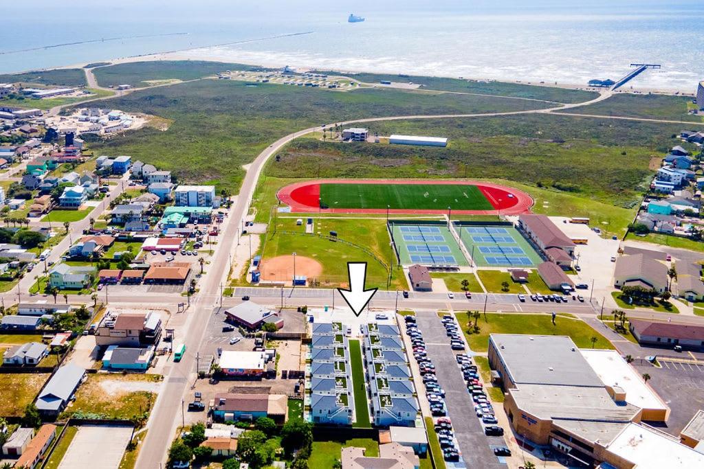 Beach Compound Sleeps 30 Rooftop Decks, Port Aransas (updated prices 2025)