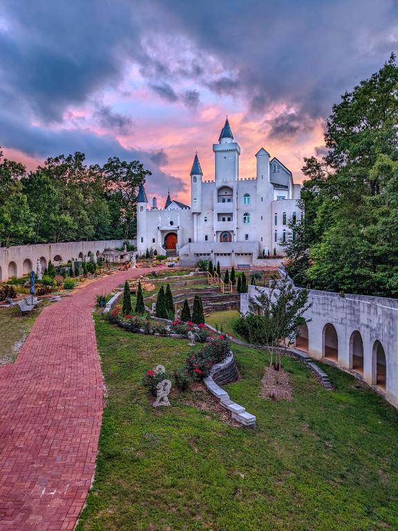 Uhuburg Castle, Helen (updated prices 2026)