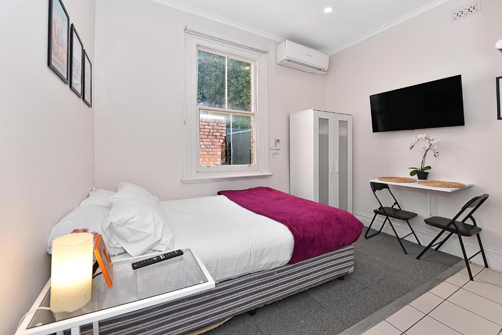 51CR9 - Cozy Studio Apt Next to RMIT! AC,50 inch Smart TV, Melbourne ...