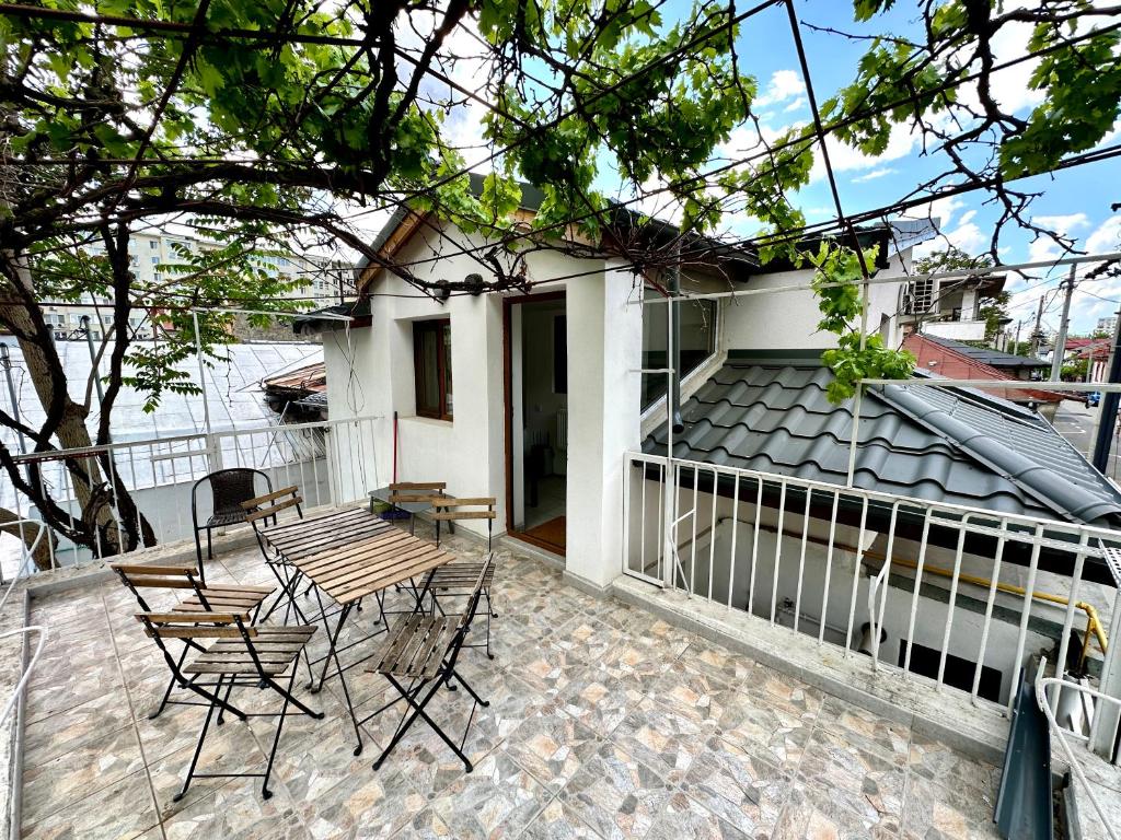 Interbelic house with courtyard and terrace, Bucharest (updated prices ...