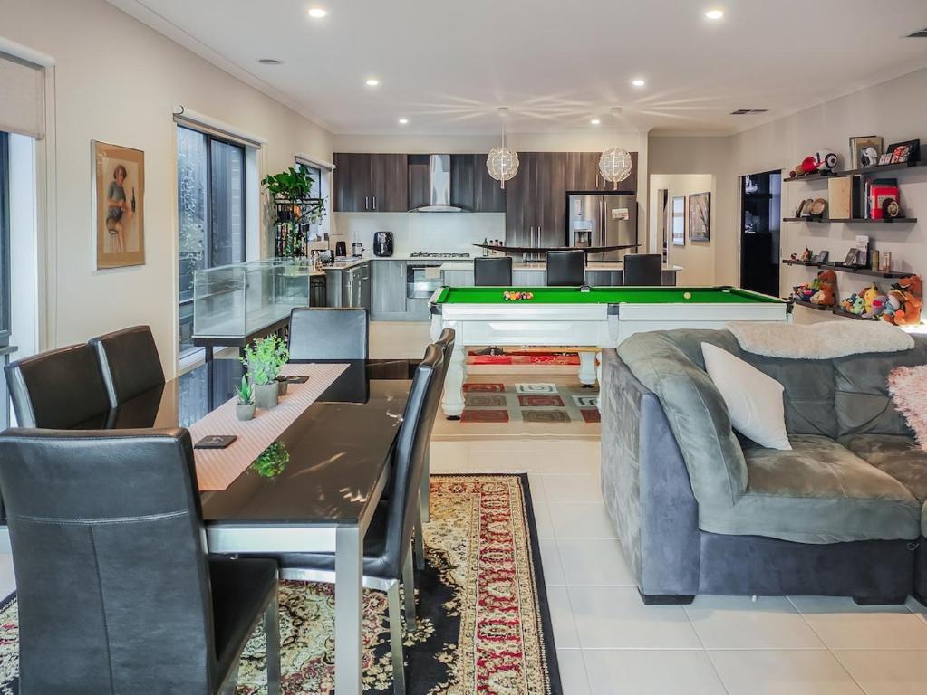 Dream Clyde Family Home Movie Theater and Pool Table, Clyde (updated ...