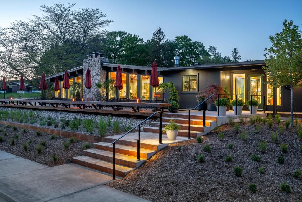 Otis Harbor Springs, Harbor Springs (updated prices 2026)