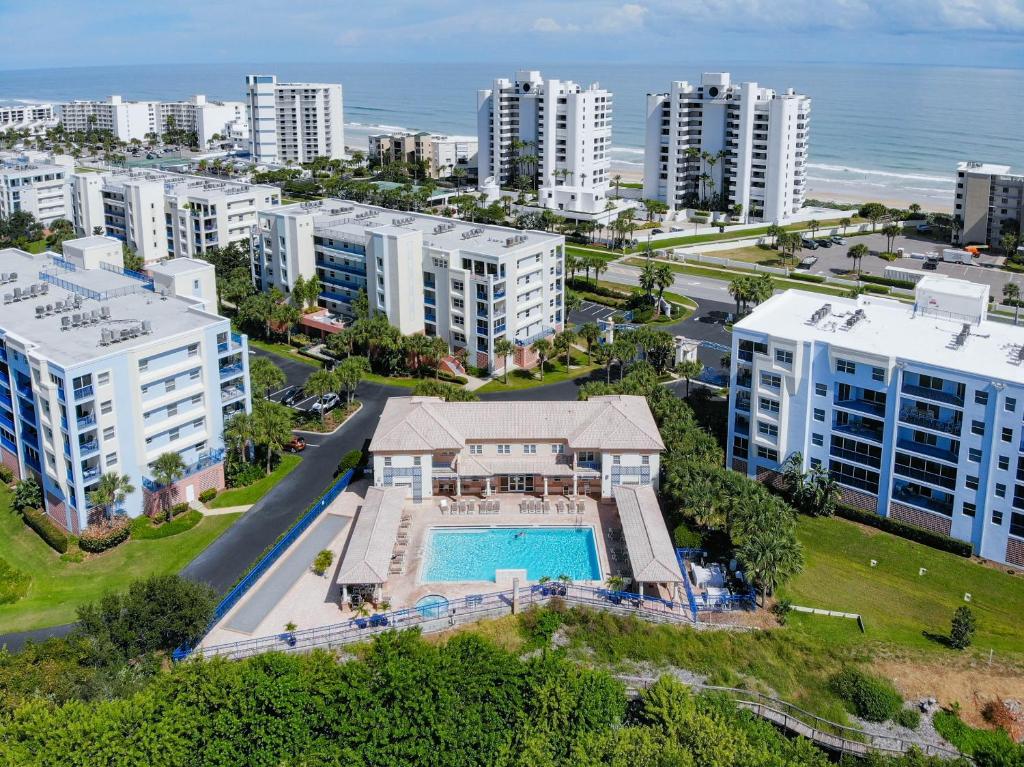 Undersea Retreat: Coastal Charm Walk to Beach Access with Amenities ...