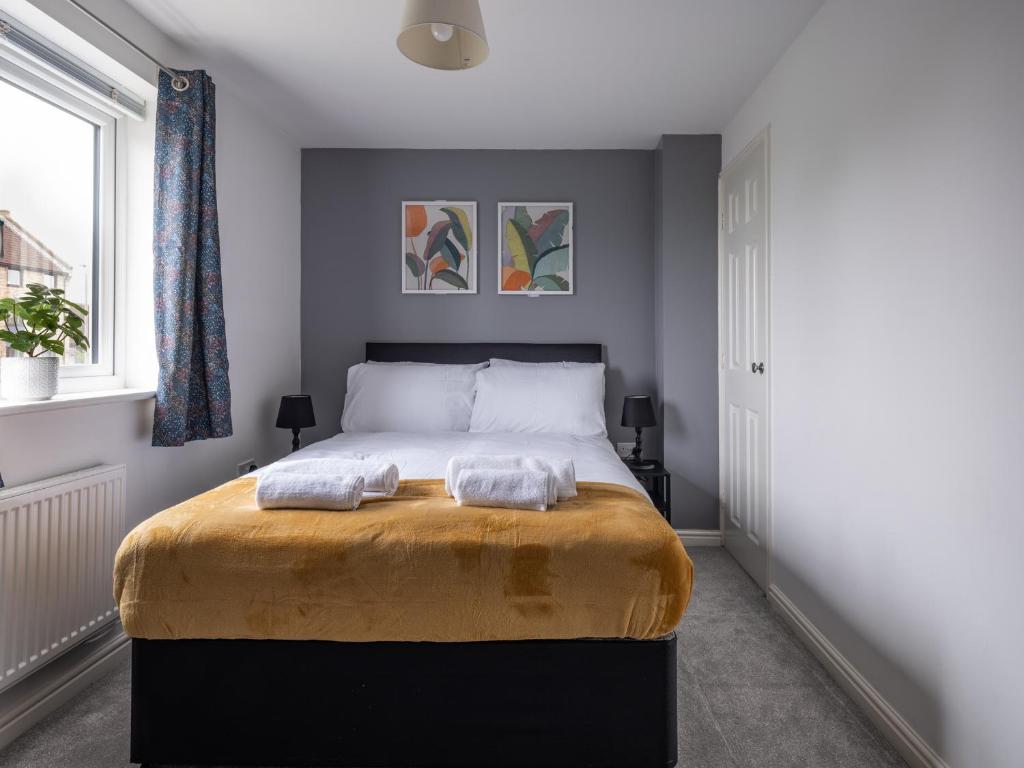 Forge House - MODERN Home, HUGE Private Parking, Wifi & Garden, Nxt to ...