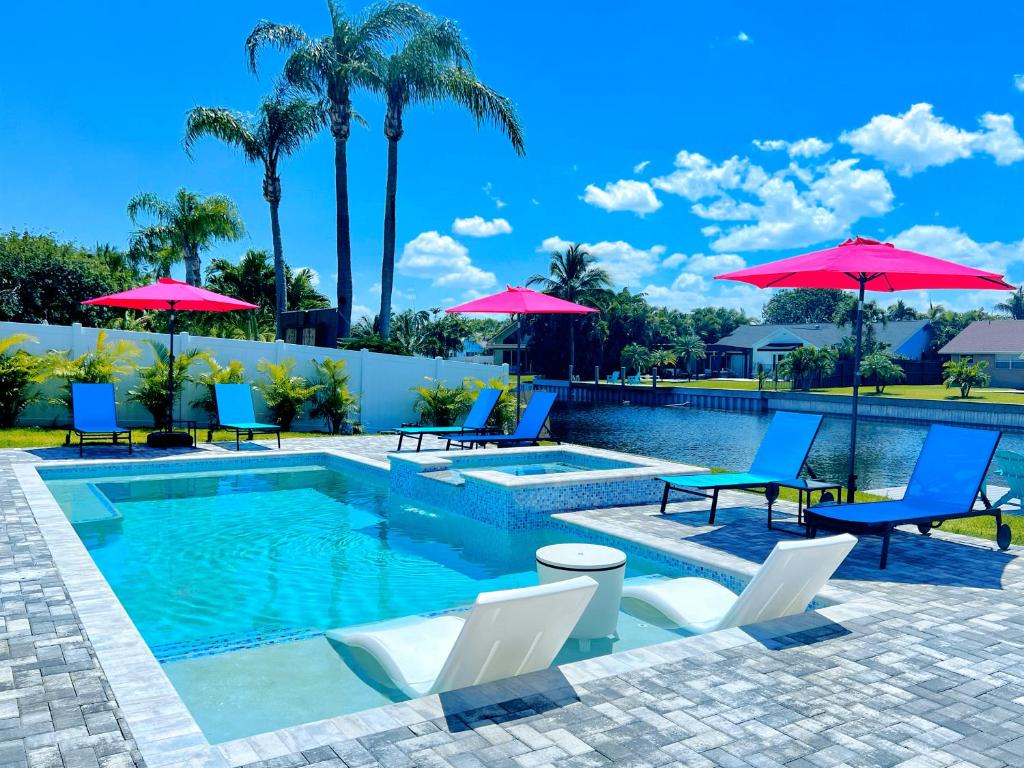 NEW Stunning Delray Waterfront Oasis - Heated Pool, Spa, Canal, Dock ...