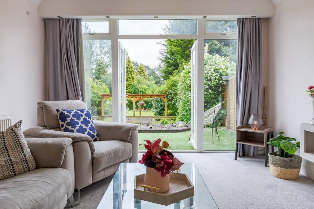 Pass the Keys Stunning 4 Bed 4 Bath Home:Tranquil Garden Oasis ...