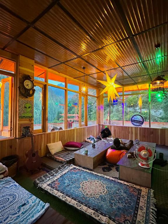 Pahadirovers Homestay & Cafe, Kasol (updated prices 2024)