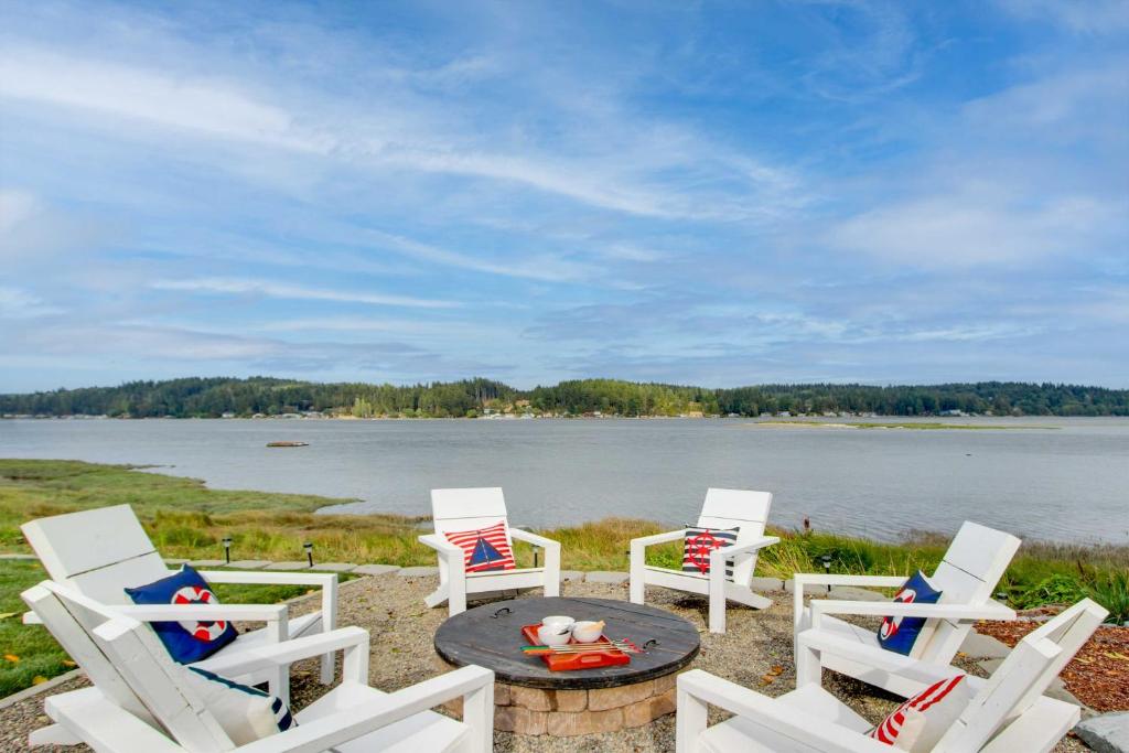 Waterfront Allyn Home with Fire Pit and 2 Kayaks!, Allyn (updated ...