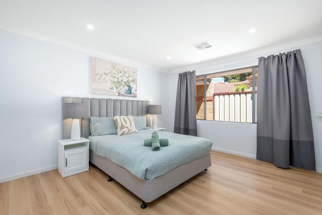 18 Bateman Retreat 4bdr 25bth, Perth (updated prices 2025)