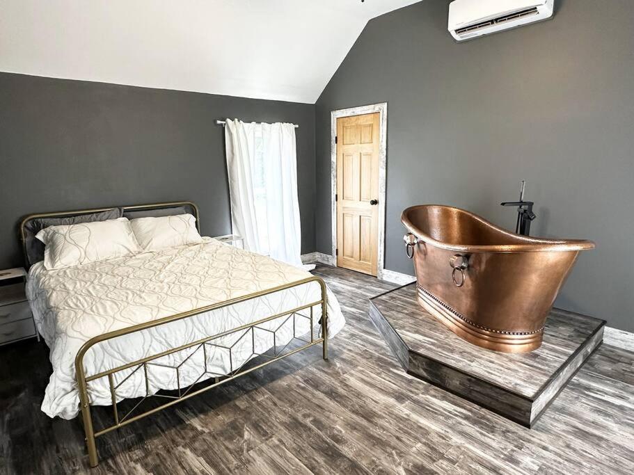 Waterfront Cozy Cottage - Copper Tub, Ladysmith (updated prices 2024)