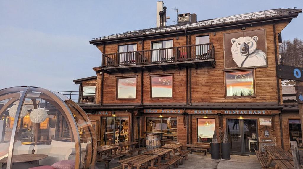 Orso Bianco Hotel & Chalet, Sauze dʼOulx (updated prices 2026)