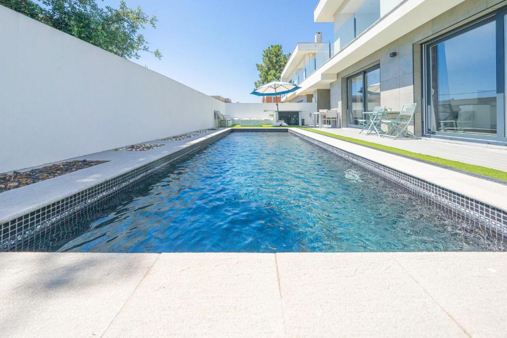 Black Pool House 15 minutes away from Praia da Costa Caparica, Amora ...