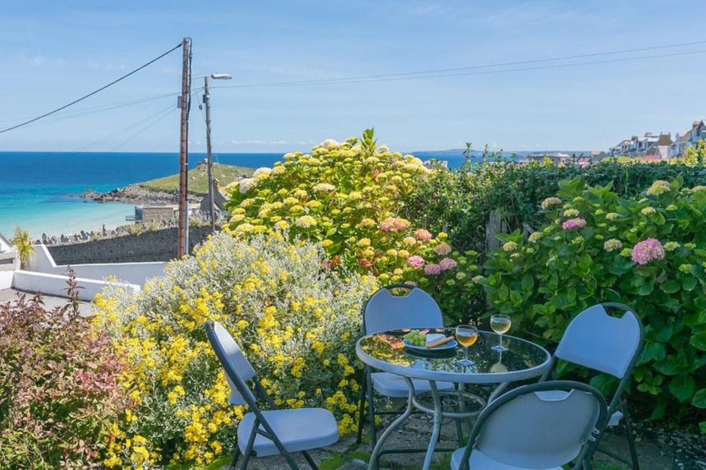 Porthmeor Beach 150 m Parking 2-3 cars, St Ives (updated prices 2024)
