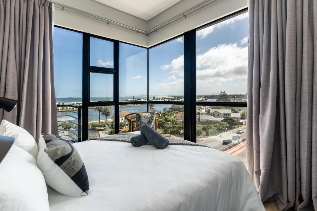 Burmeister 607 - Top Floor Corner 2 Bedroom Apartment with Sea and Lagoon Views - Onsite Parking ...