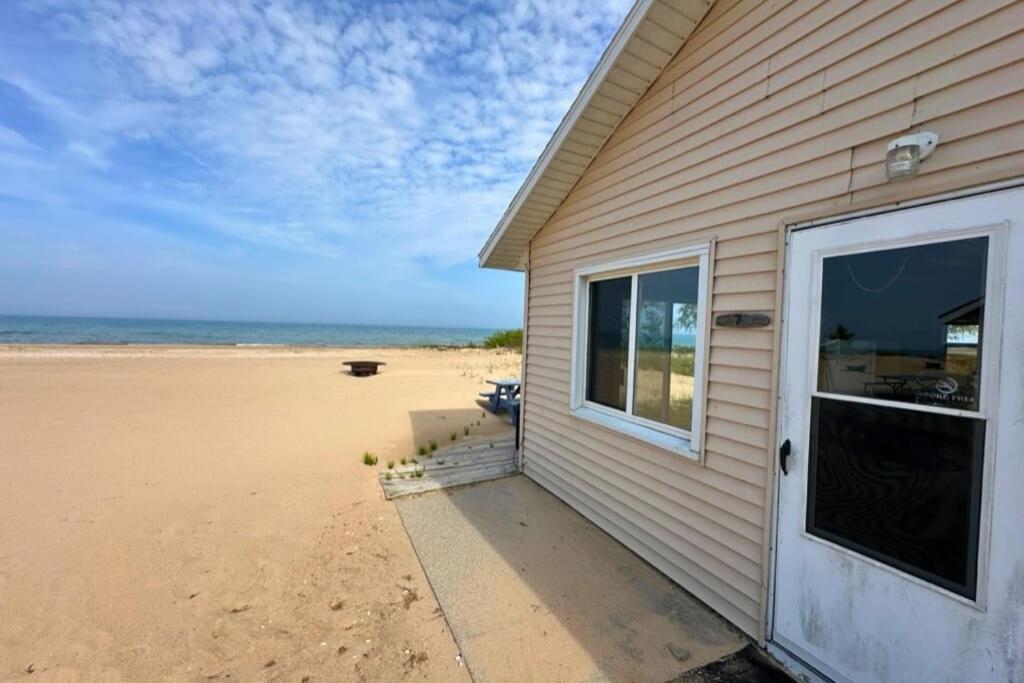 Cozy cabin on the beach of Lake Huron, Oscoda (updated prices 2025)