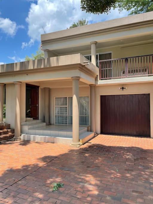 Red Cascade - Luxury 4 bedrooms -solar and aircons, Hartbeespoort ...