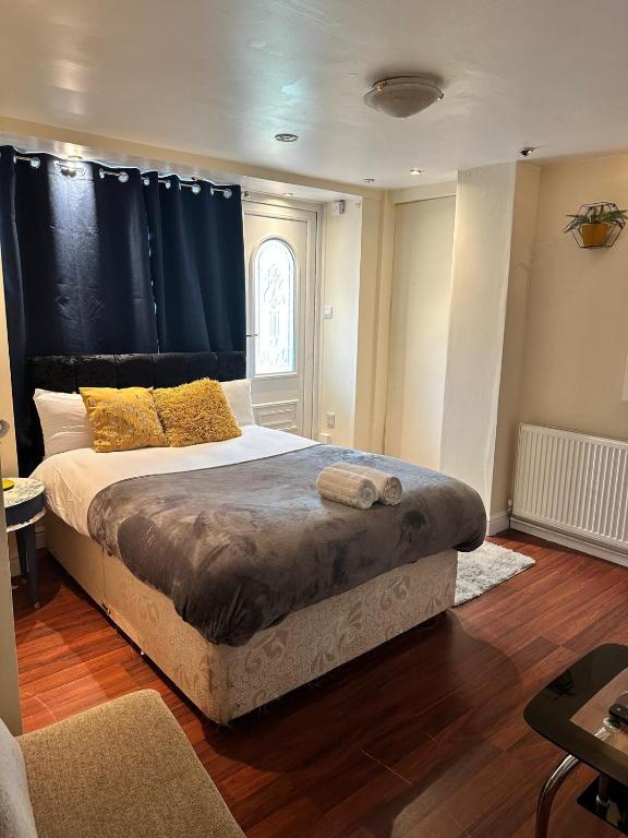 EmiBeniz studio, Wolverhampton (updated prices 2025)